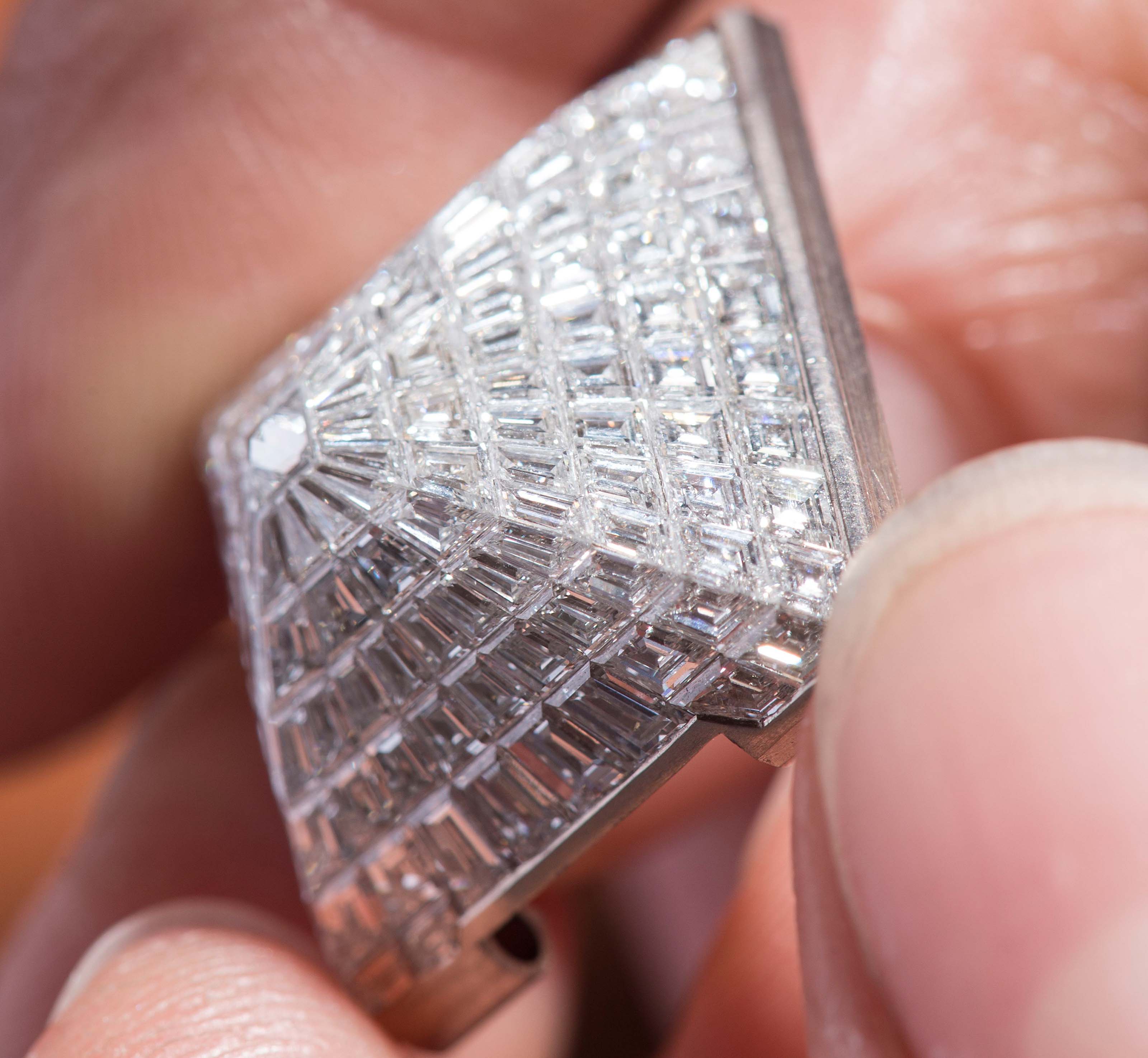 La Cote des Montres : Hermès Médor Serti Baguette - L’art délicat du ...