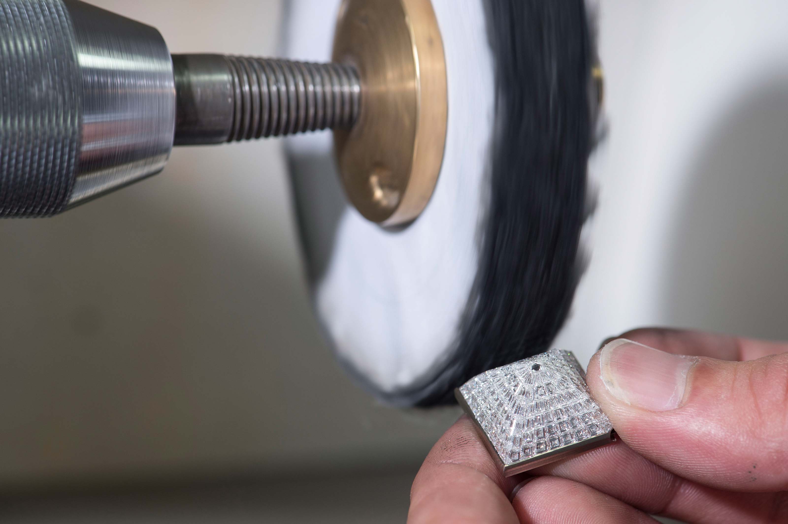 La Cote des Montres : Hermès Médor Serti Baguette - L’art délicat du ...