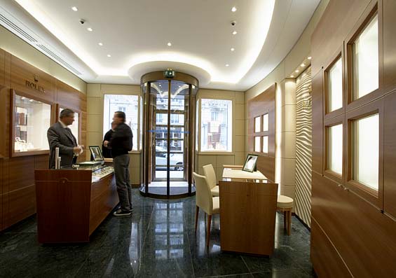 La Cote des Montres : Jean Lassaussois, propriétaire de l’enseigne «Les ...