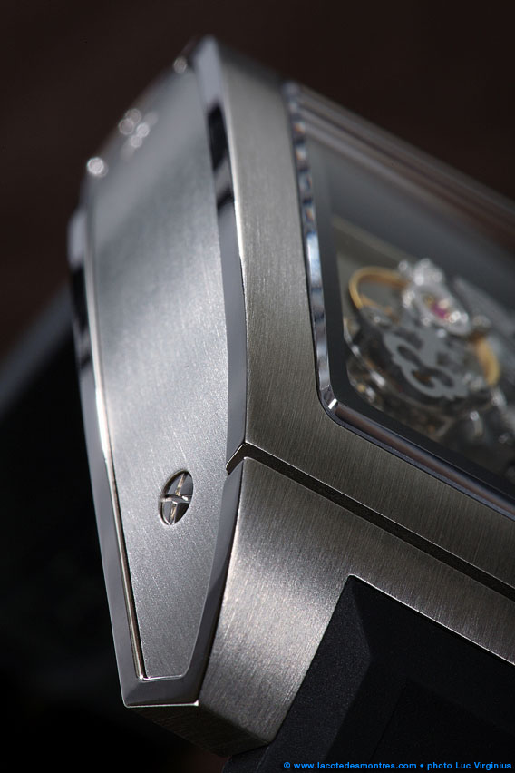 La Cote des Montres : Shooting de la montre Corum Ti-Bridge Tourbillon ...